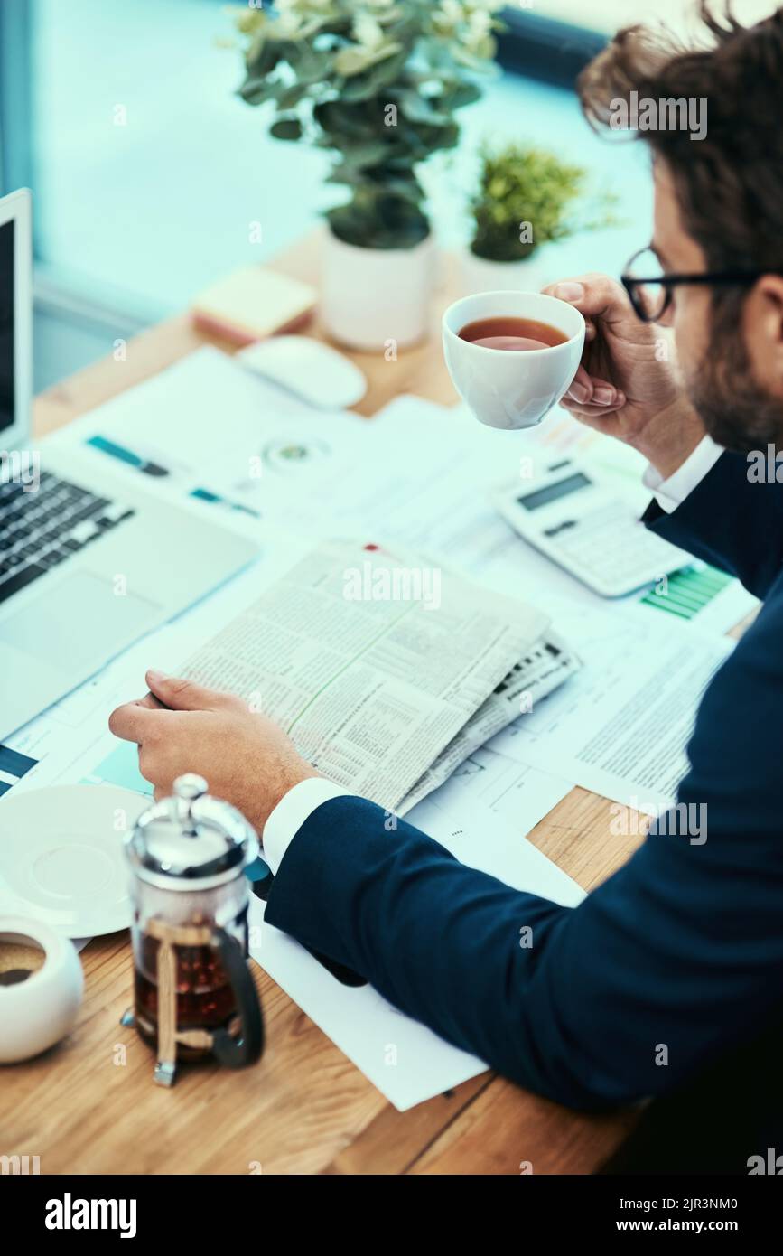 People working in a newspaper office hi-res stock photography and ...