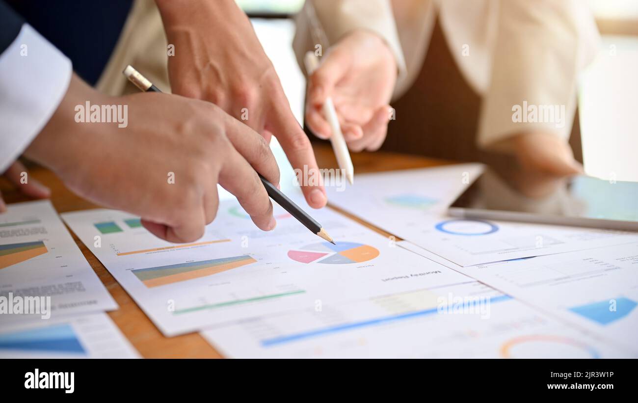 Group at table voting hi-res stock photography and images - Alamy