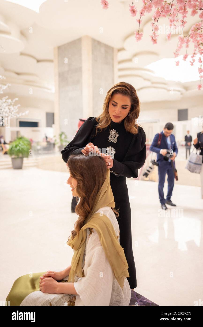 Saudi veil hi-res stock photography and images - Alamy