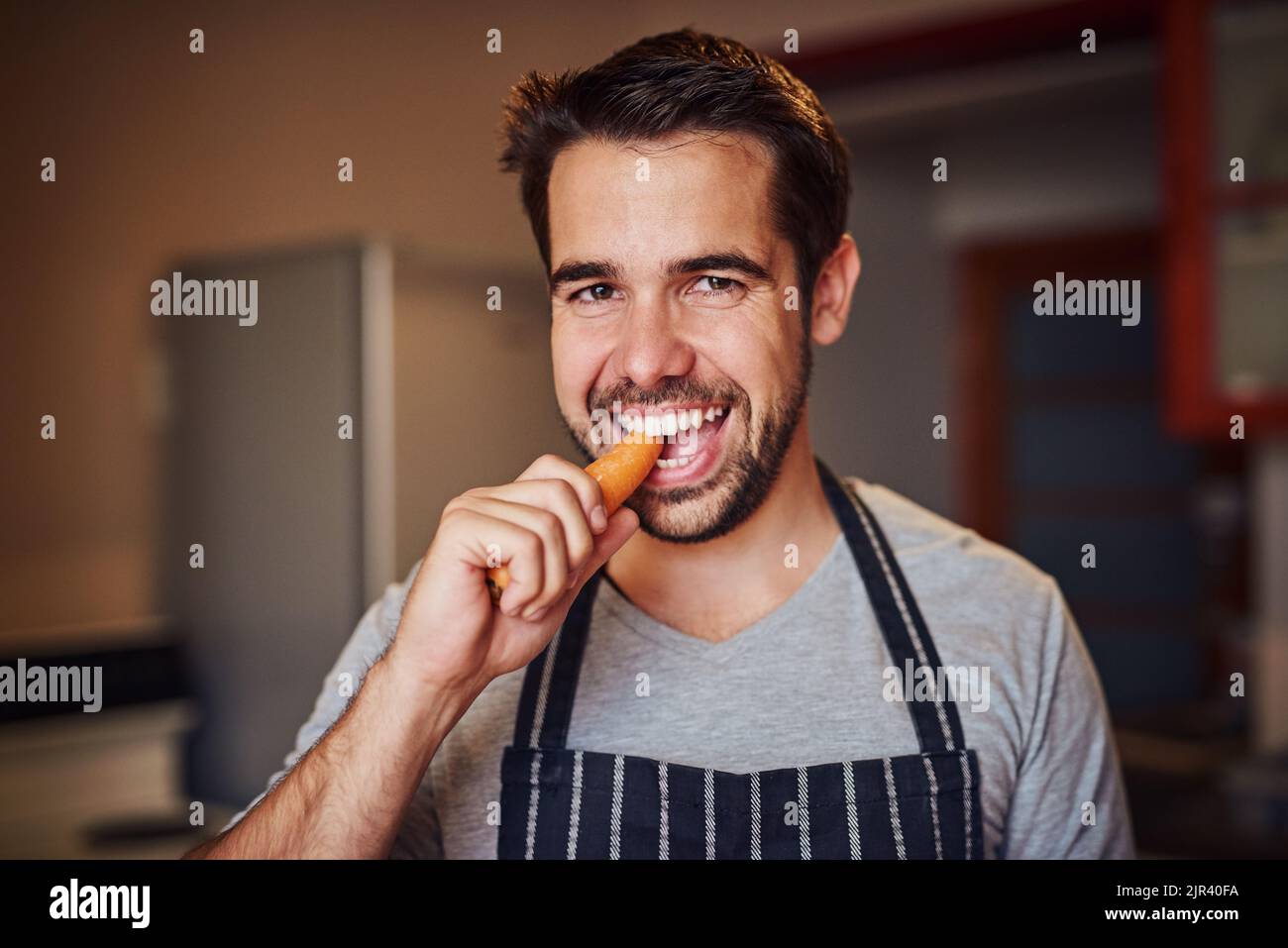 Man eat carrot home hi-res stock photography and images - Alamy