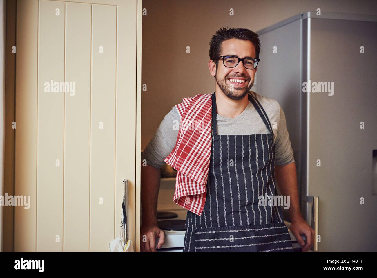Man wearing apron cooking hi-res stock photography and images - Alamy