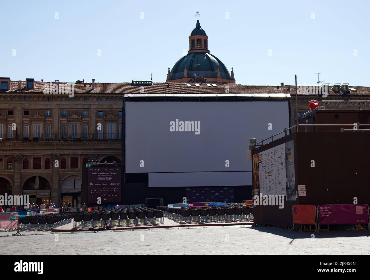 Cinema ritrovato piazza maggiore hi-res stock photography and images ...