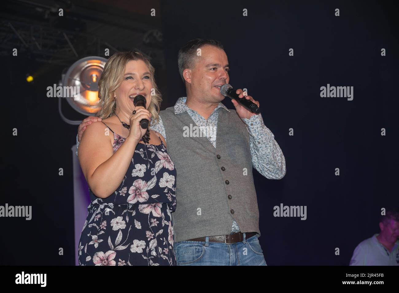 Laura Wilde und Andreas Thomas bei der 1. Lausitzer Schlager-Sommer-Party in der Messehalle ...