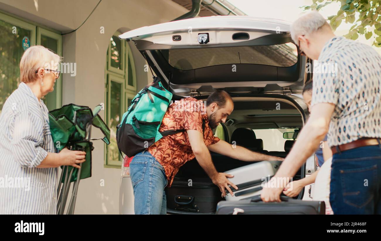 Family on holiday car suitcases hi-res stock photography and images - Alamy