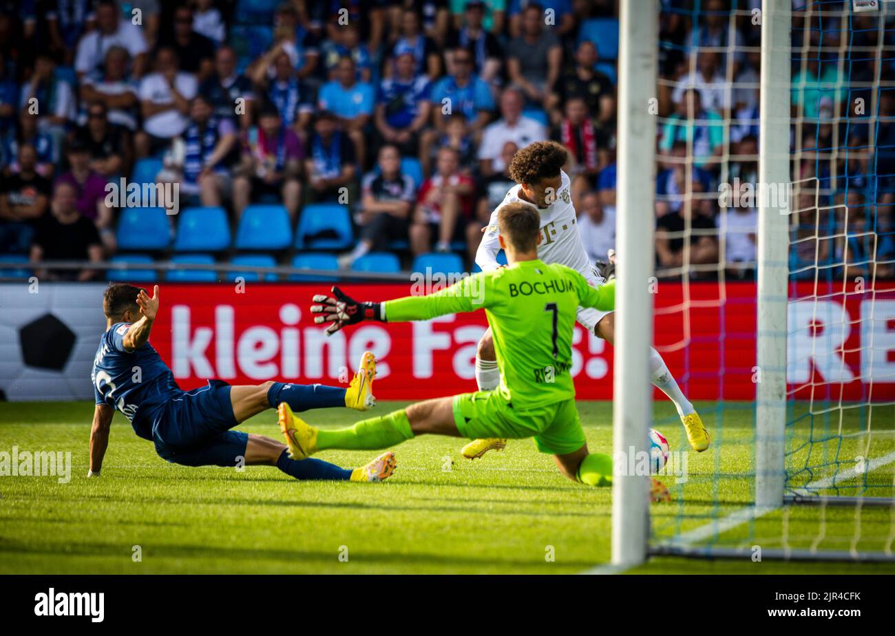 Leroy Sane (Muenchen), Cristian Gamboa (Bochum) Torwart Manuel Riemann ...