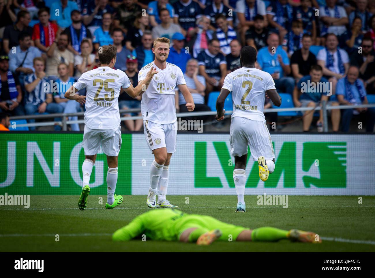 Torjubel: Thomas Mueller (Muenchen), Matthijs de Ligt (Muenchen), Dayot ...