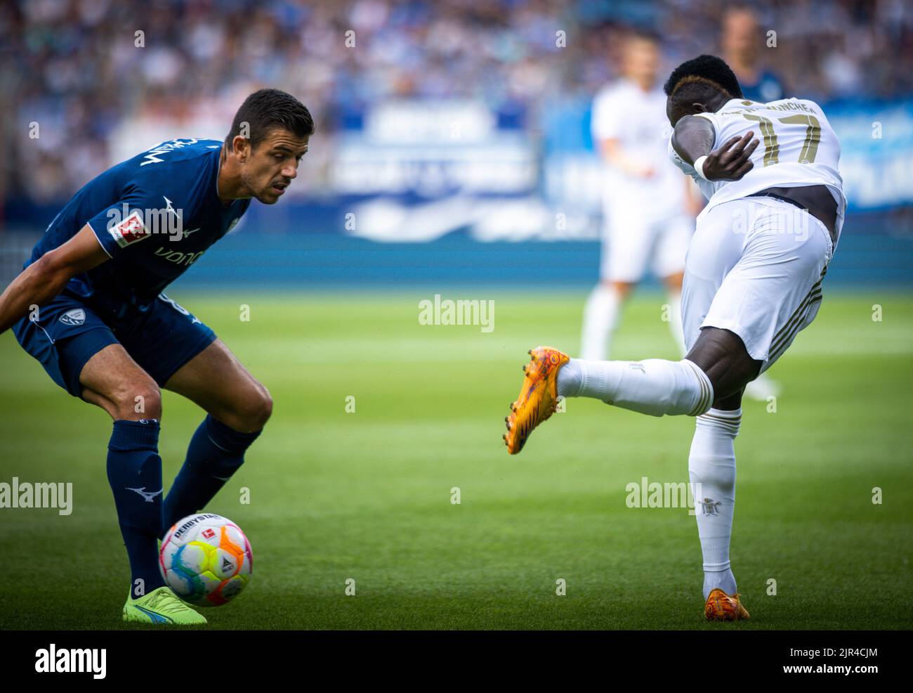 Sadio Mane (Muenchen), Anthony Losilla (Bochum) VfL Bochum - FC Bayern ...