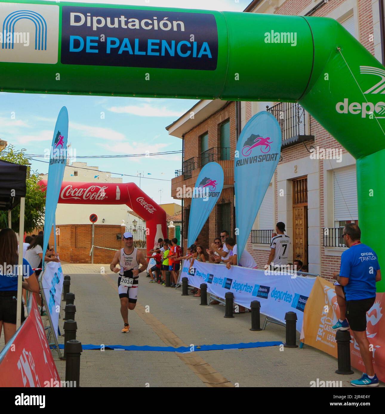 Competitors reaching the finish line in the main square Lantadilla ...