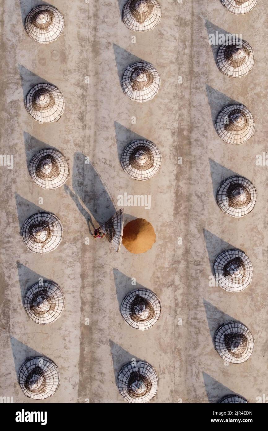 Brahmanbaria, Chittagong, Bangladesh. 22nd Aug, 2022. Worker covers ...