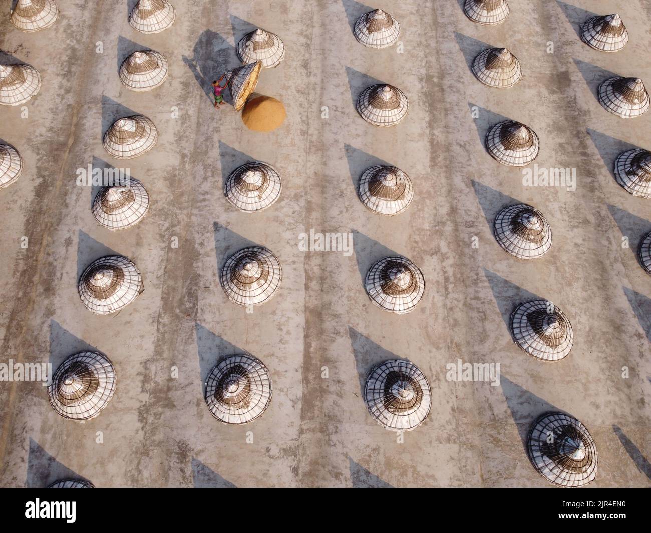 Brahmanbaria, Chittagong, Bangladesh. 22nd Aug, 2022. Worker covers ...