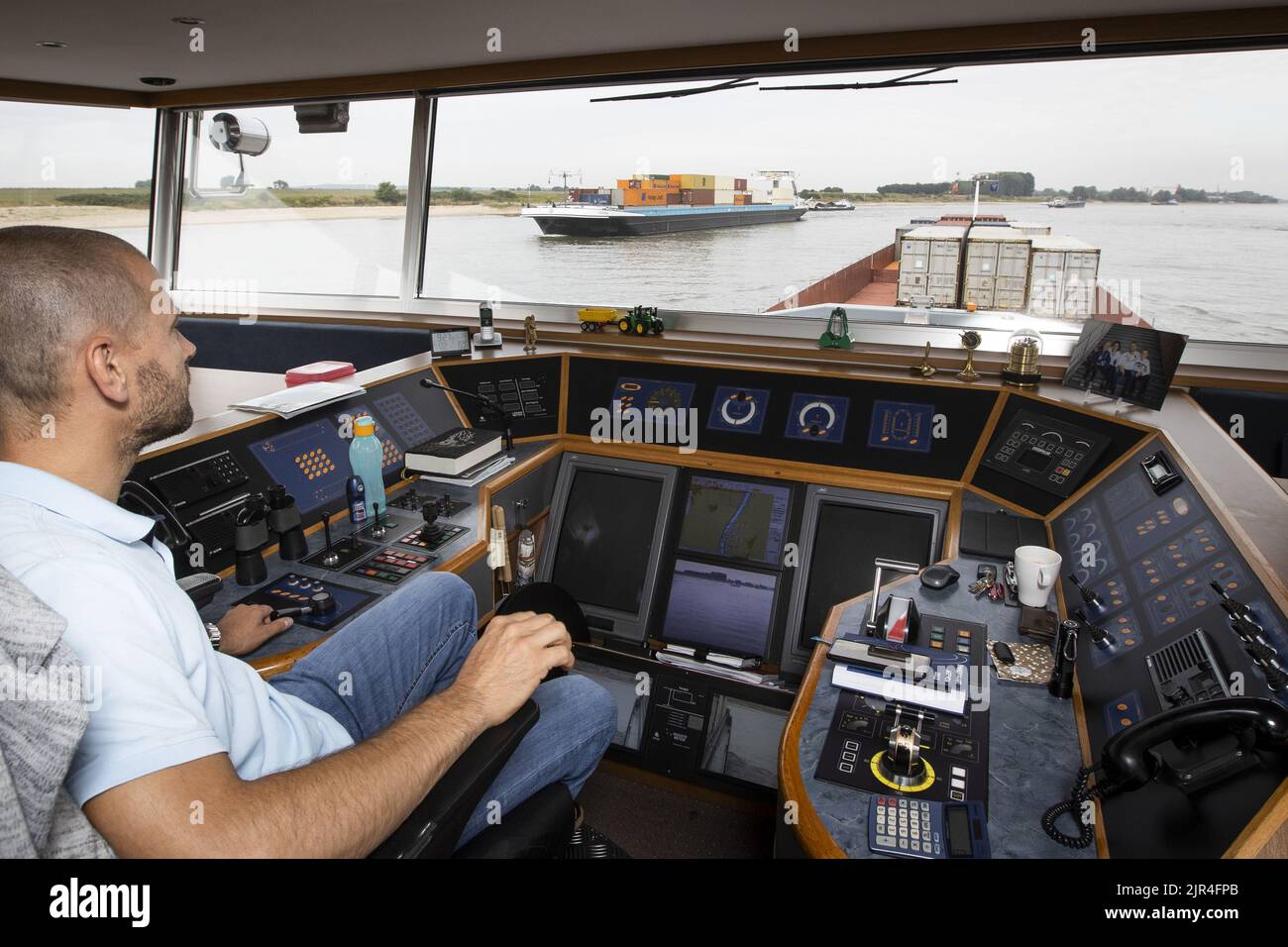 2022-08-22 09:27:09 LOBITH - The helmsman aboard an inland vessel on ...