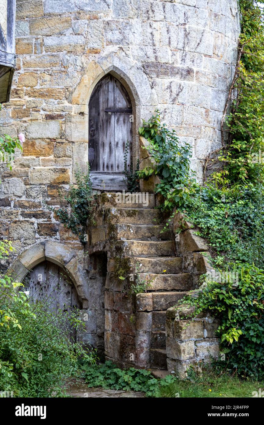 Ruined castle doorway hi-res stock photography and images - Alamy