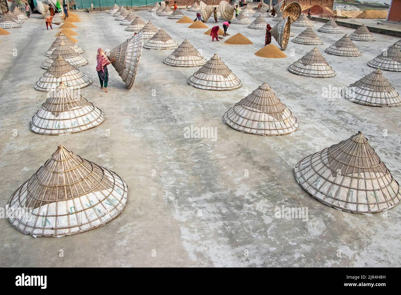 Brahmanbaria, Chittagong, Bangladesh. 22nd Aug, 2022. Workers cover ...