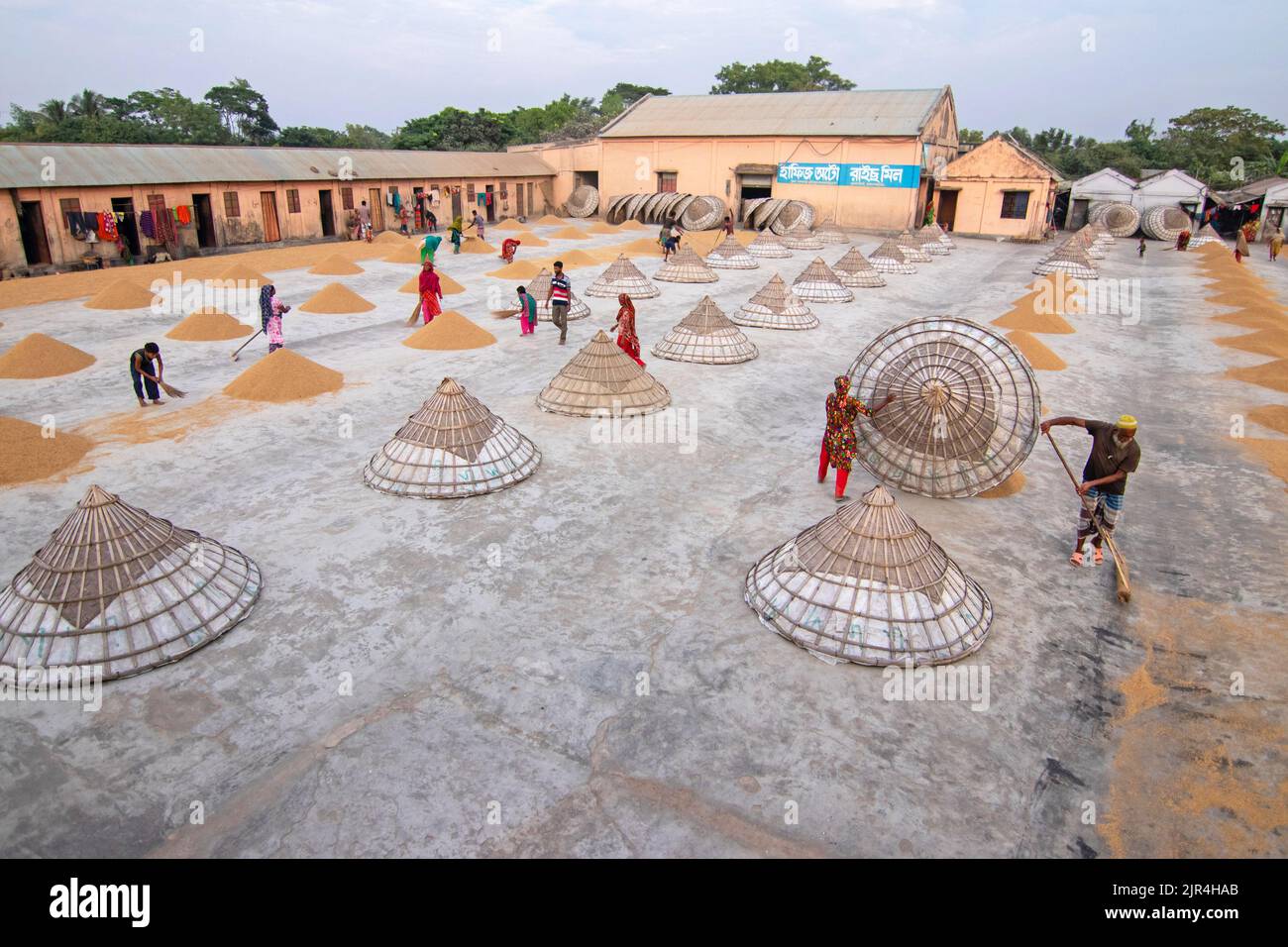 Brahmanbaria, Chittagong, Bangladesh. 22nd Aug, 2022. Workers cover ...