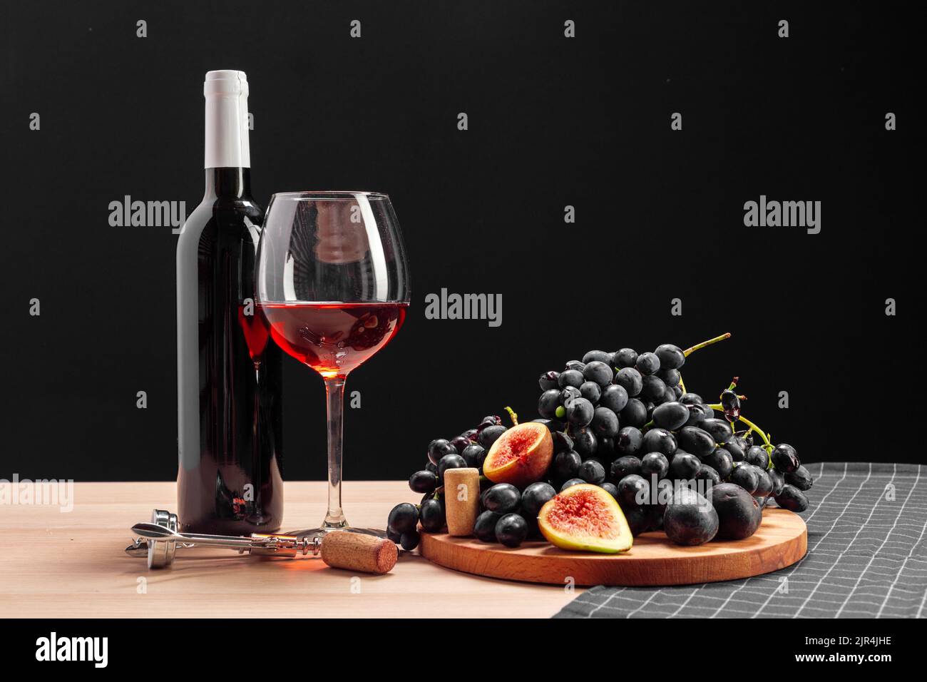 wine and grapes on the table Stock Photo - Alamy