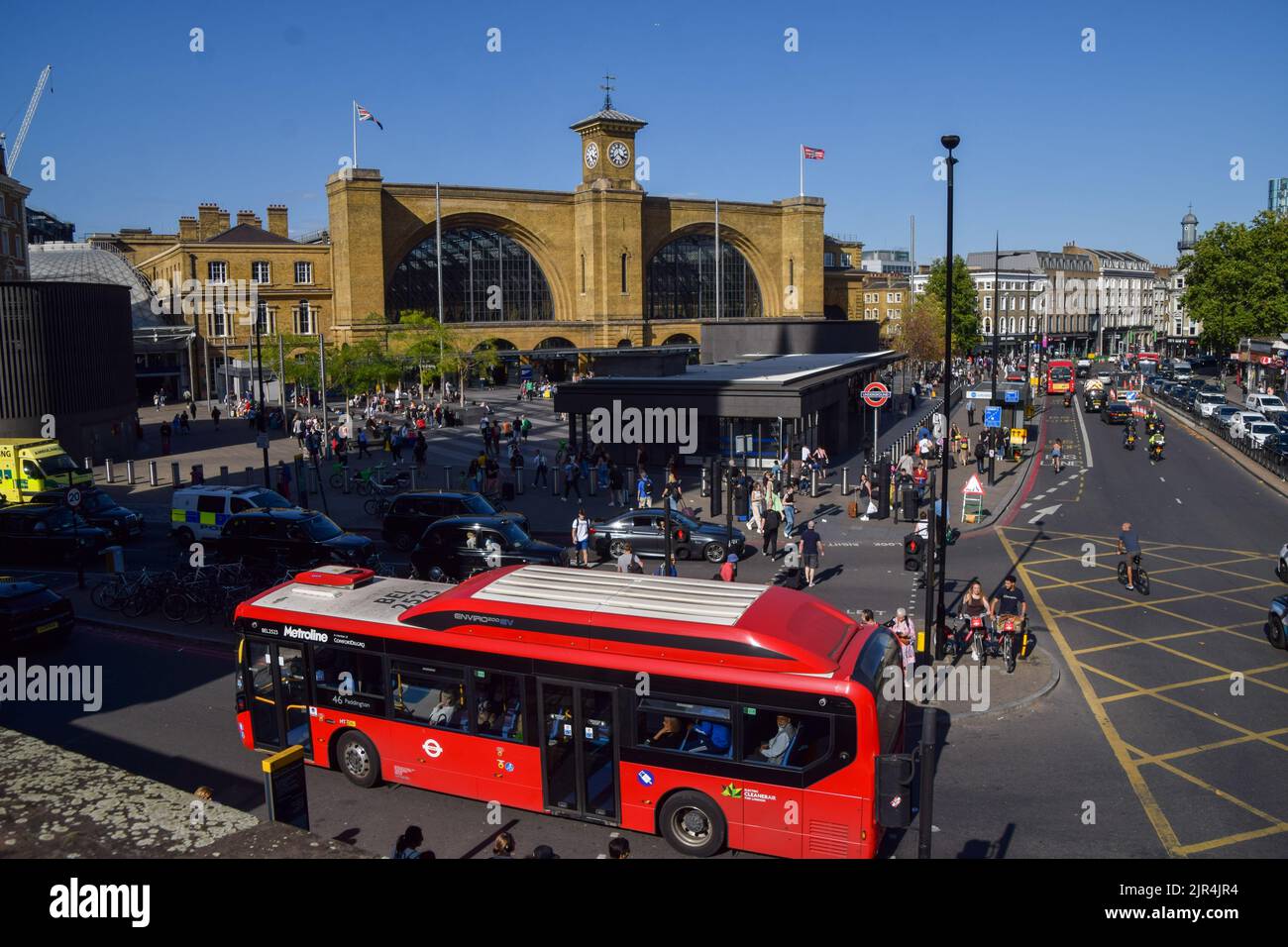 Kings cross square outside railway hi-res stock photography and images ...