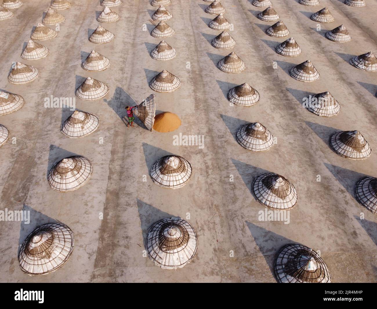 Brahmanbaria, Chittagong, Bangladesh. 22nd Aug, 2022. Worker covers ...
