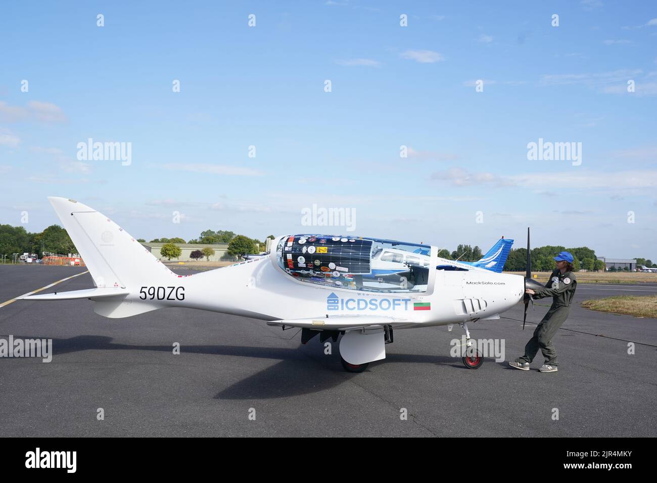 Youngest to fly solo around the world hi-res stock photography and ...