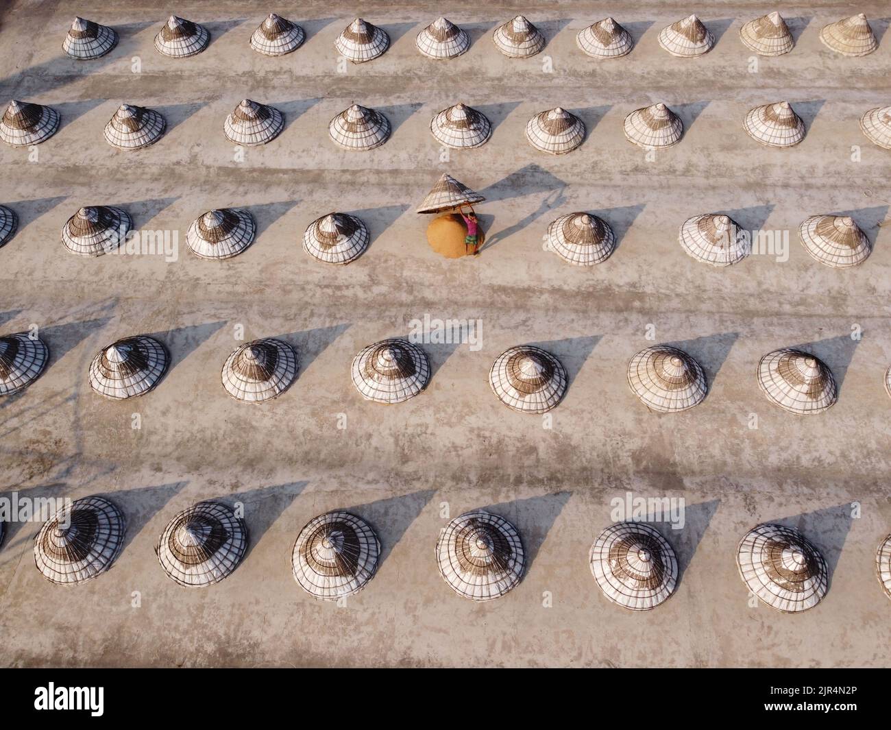Brahmanbaria, Chittagong, Bangladesh. 22nd Aug, 2022. Worker covers ...
