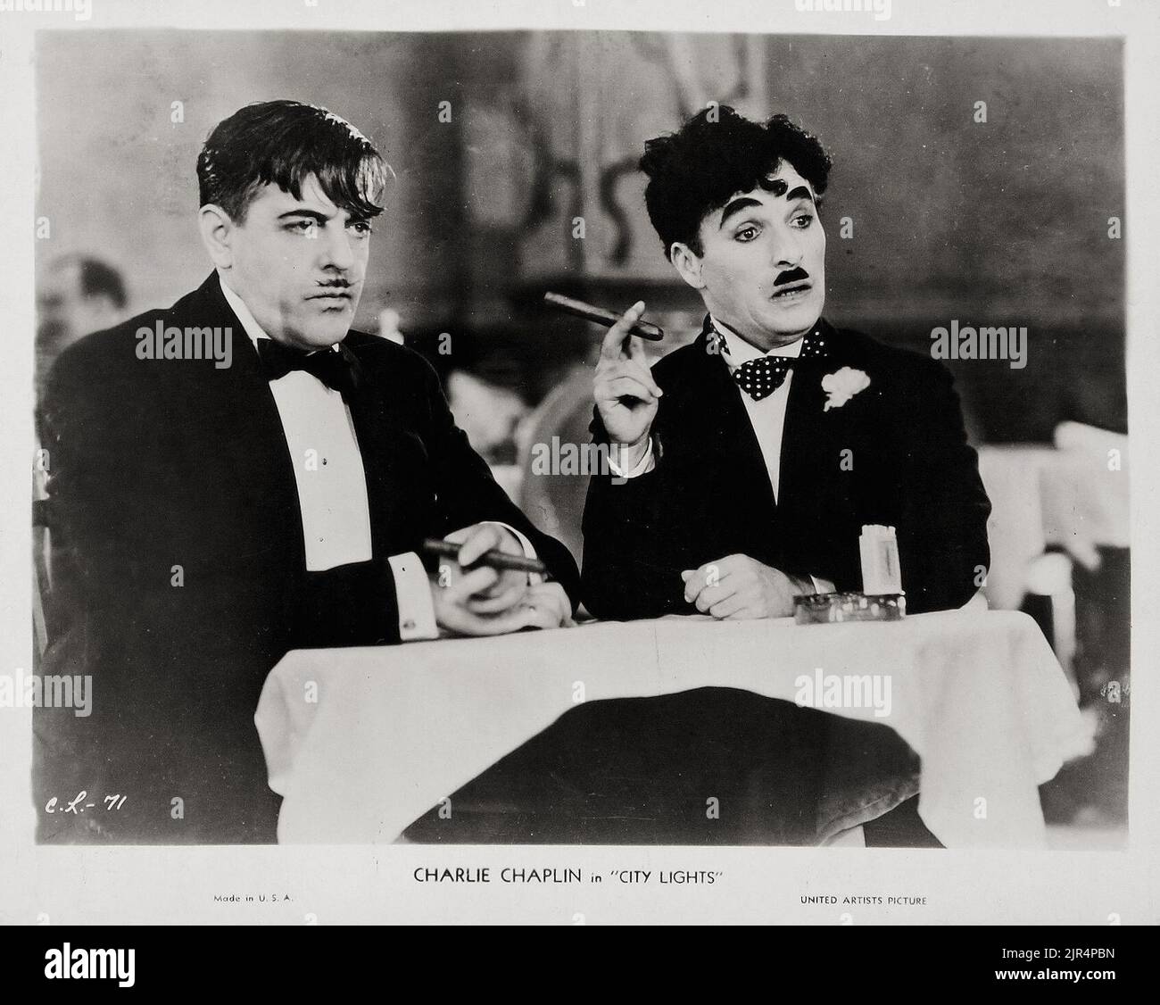 Charlie Chaplin in City Lights (United Artists, 1931) movie scene Stock ...