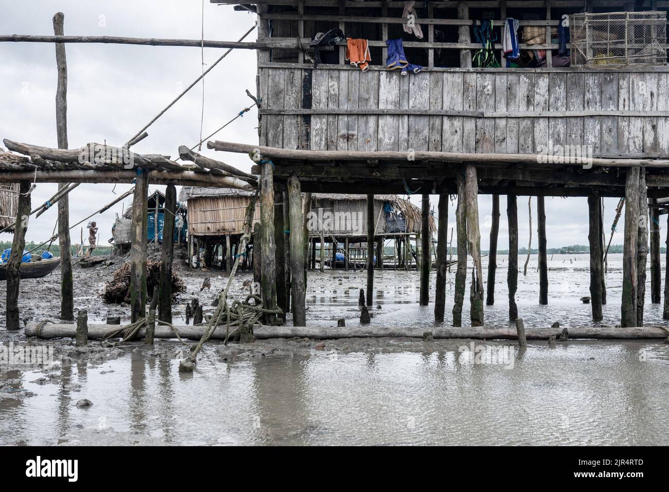 Hanging villages of Kalabogi during low tide at Kalabogi village in ...