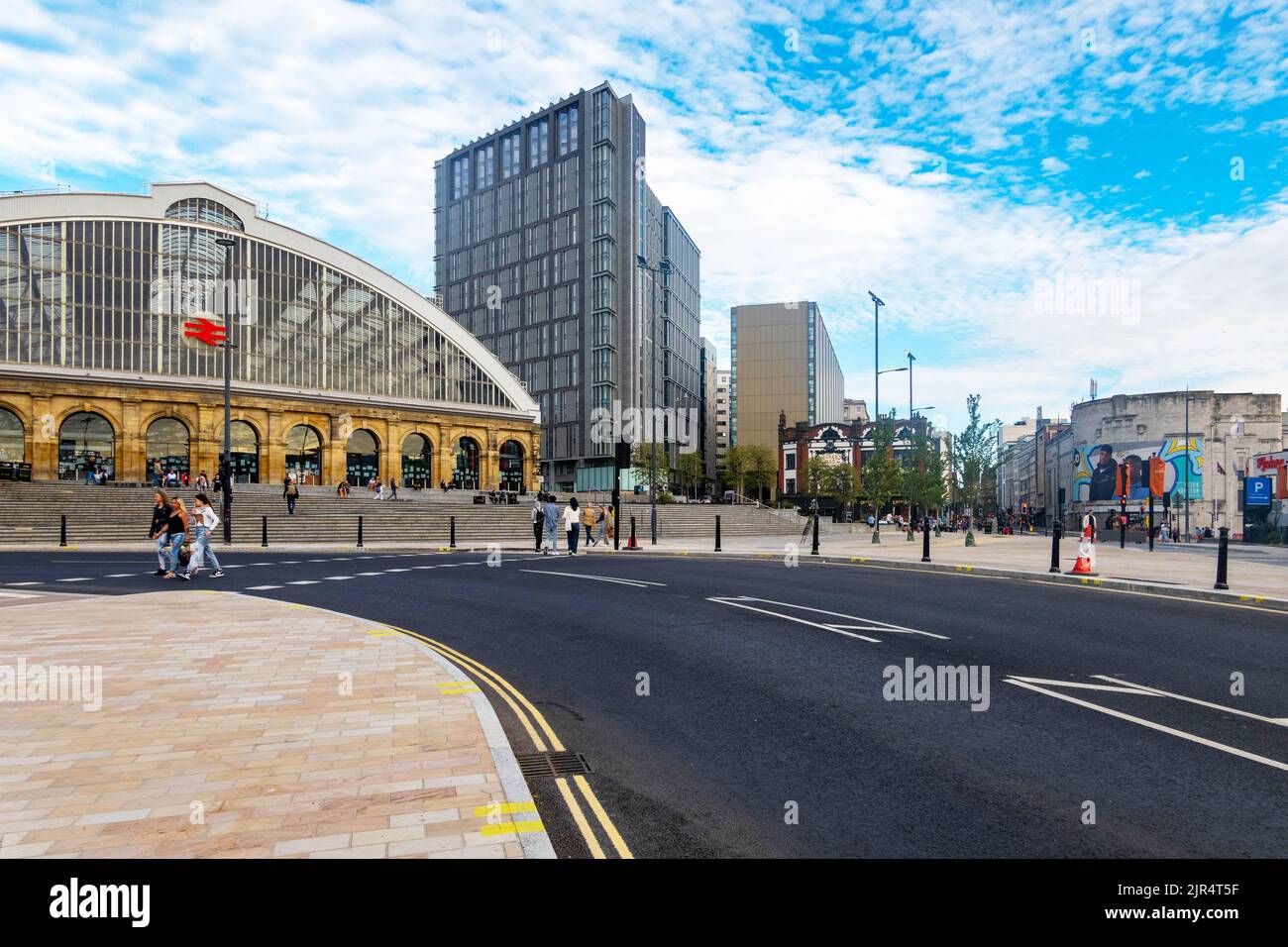 Lime Street and the Lime StreetTrain Station in Liverpool - the road ...