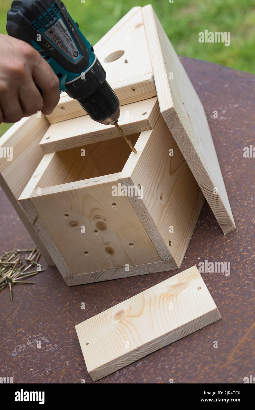 nest box series, step 8/13: put on the front flap, adjust cleaning flap ...