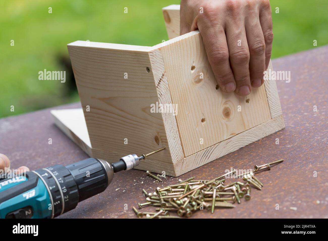nest box series, step 4/13: screw the base plate to the side parts and ...