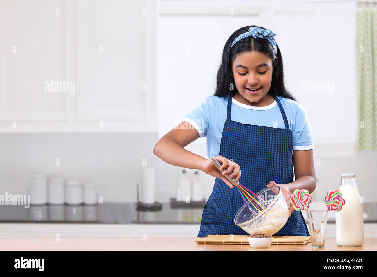 Girl baking cakes in the kitchen Stock Photo - Alamy