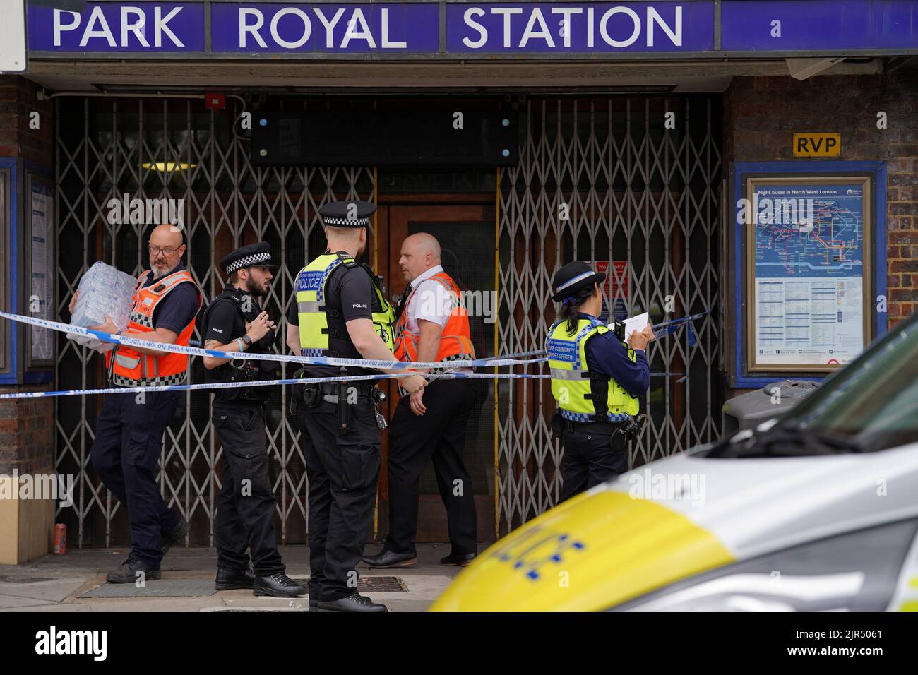 Police range rover london hi-res stock photography and images - Alamy