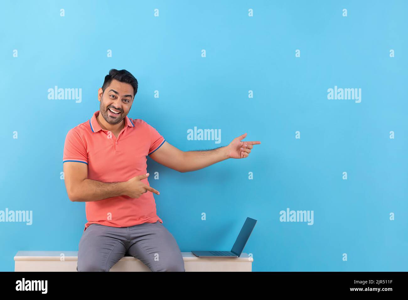 Young man pointing sideways hi-res stock photography and images - Alamy