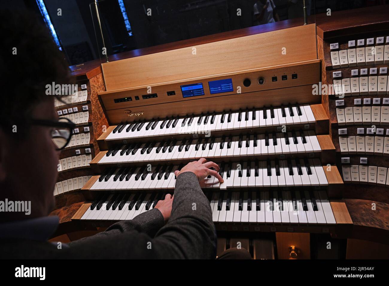 Mainz, Germany. 22nd Aug, 2022. Mainz Cathedral organist Daniel ...