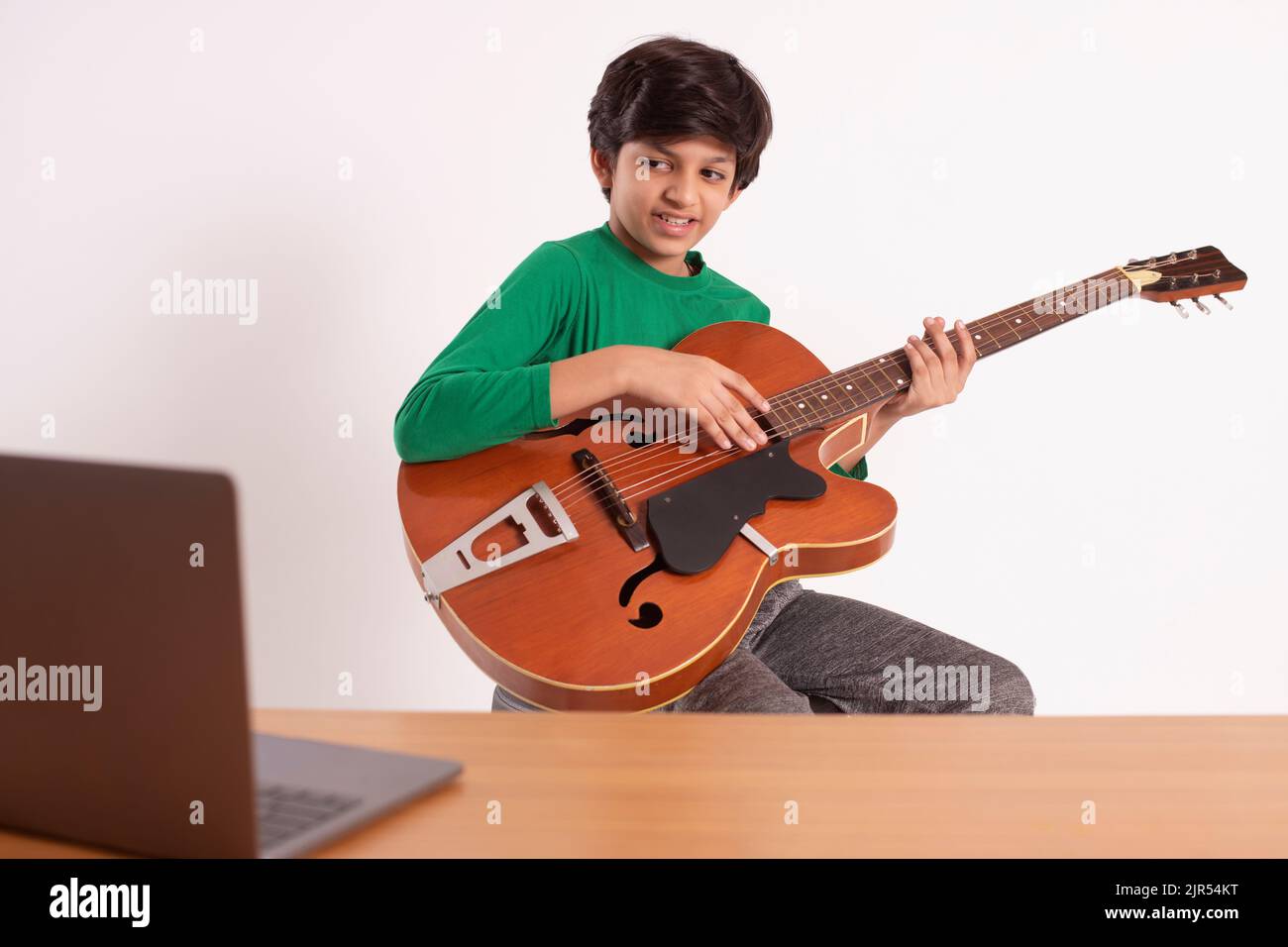 Online guitar class hi-res stock photography and images - Alamy