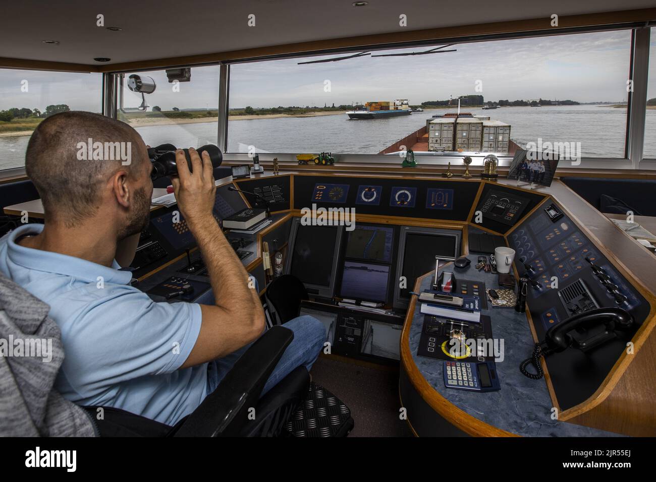 2022-08-22 09:26:56 LOBITH - Containers on board an inland vessel on ...