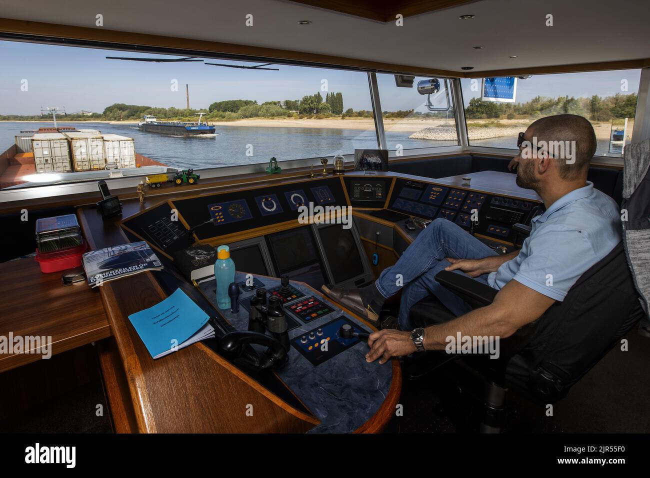 2022-08-22 10:52:43 LOBITH - Containers on board an inland vessel on ...