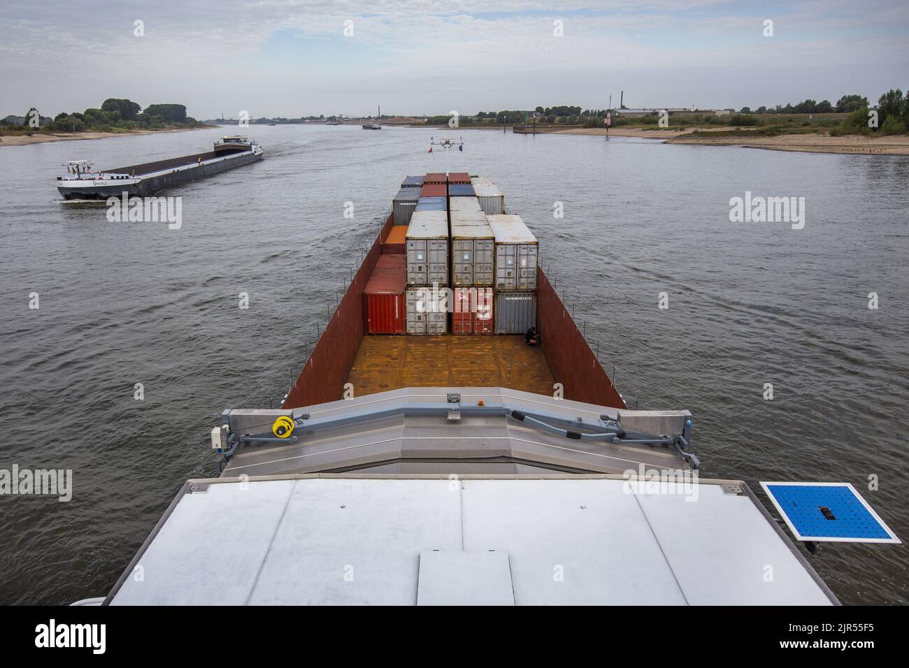 2022-08-22 09:19:05 LOBITH - Containers on board an inland vessel on ...