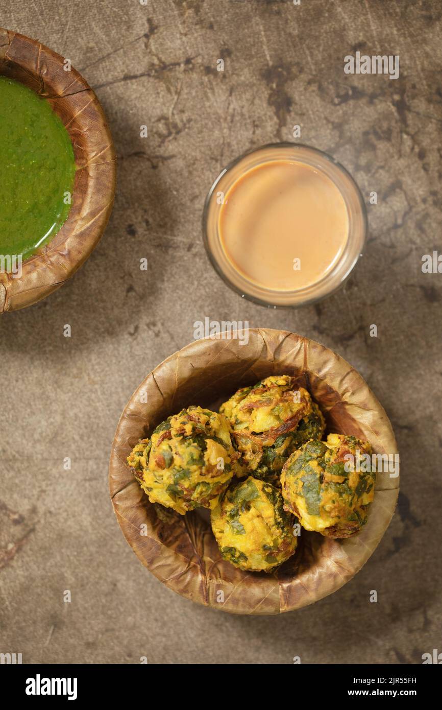 HOT PAKORAS SERVED IN PAPER BOWL WITH CHUTNEY AND CHAI Stock Photo - Alamy