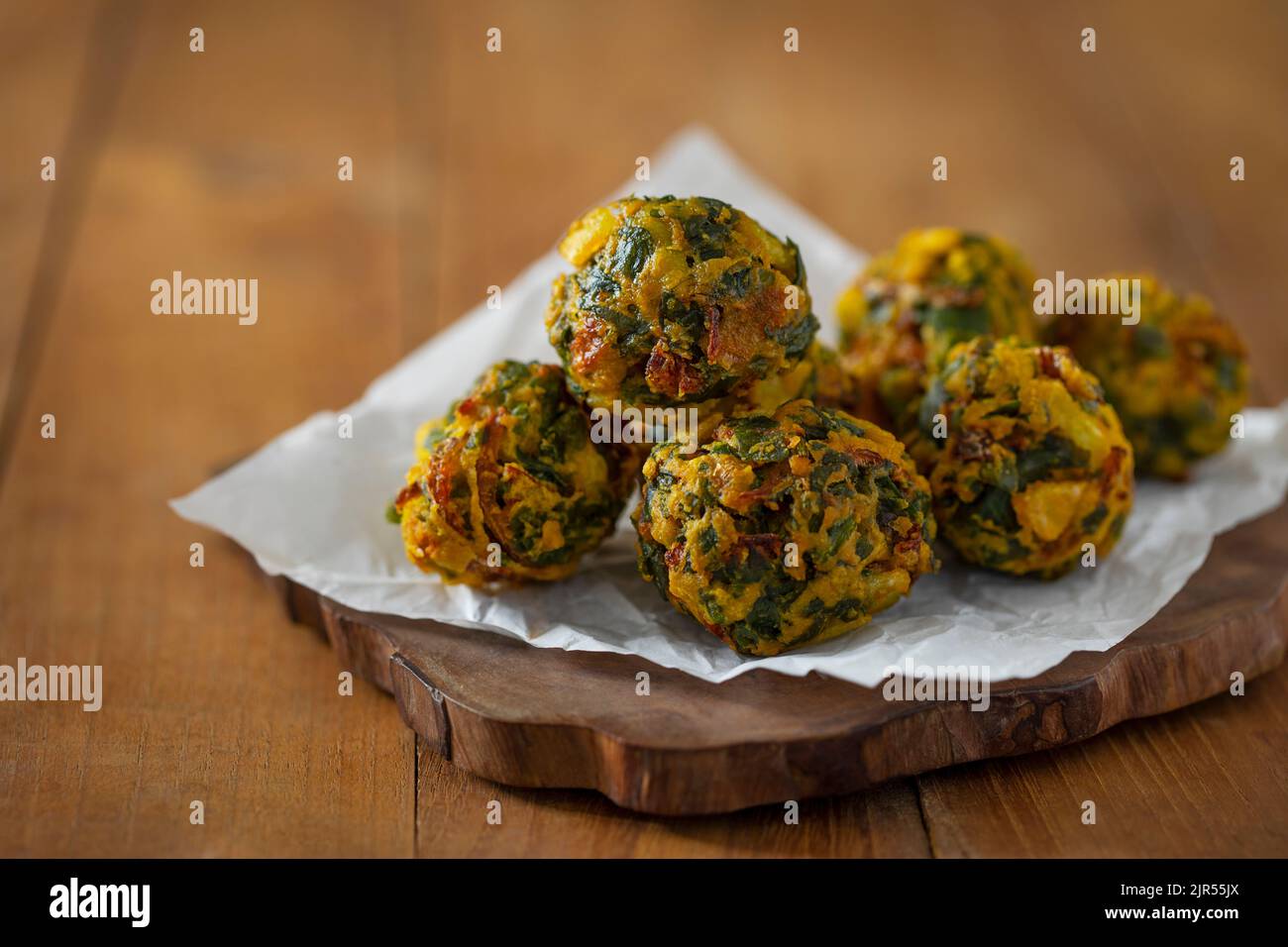 Deep fried indian pakoras appetizers hi-res stock photography and ...