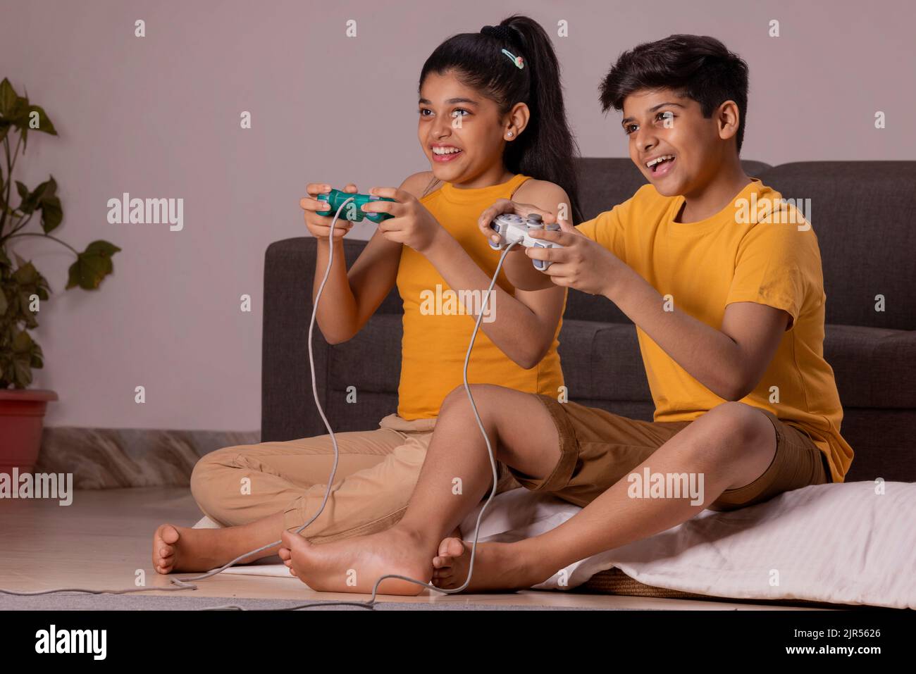 Girl playing video games in hi-res stock photography and images - Alamy