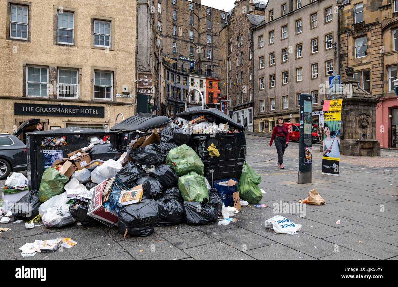 Edinburgh, Scotland, UK, 22nd August 2022. Waste collection binmen ...