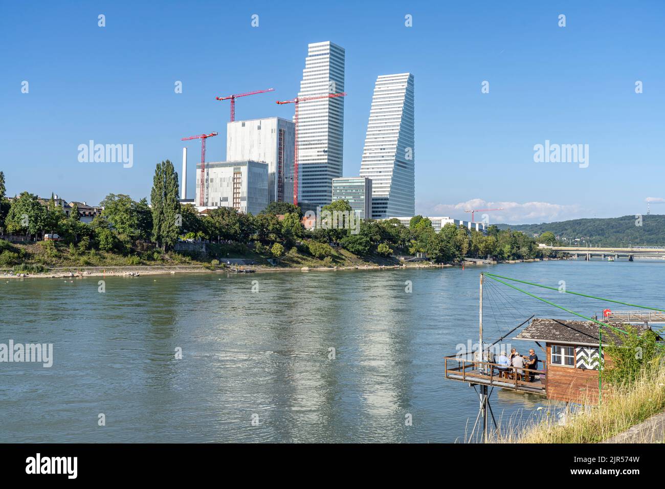 Roche-Turm oder Roche Tower und der Rhein in Basel, Schweiz, Europa ...