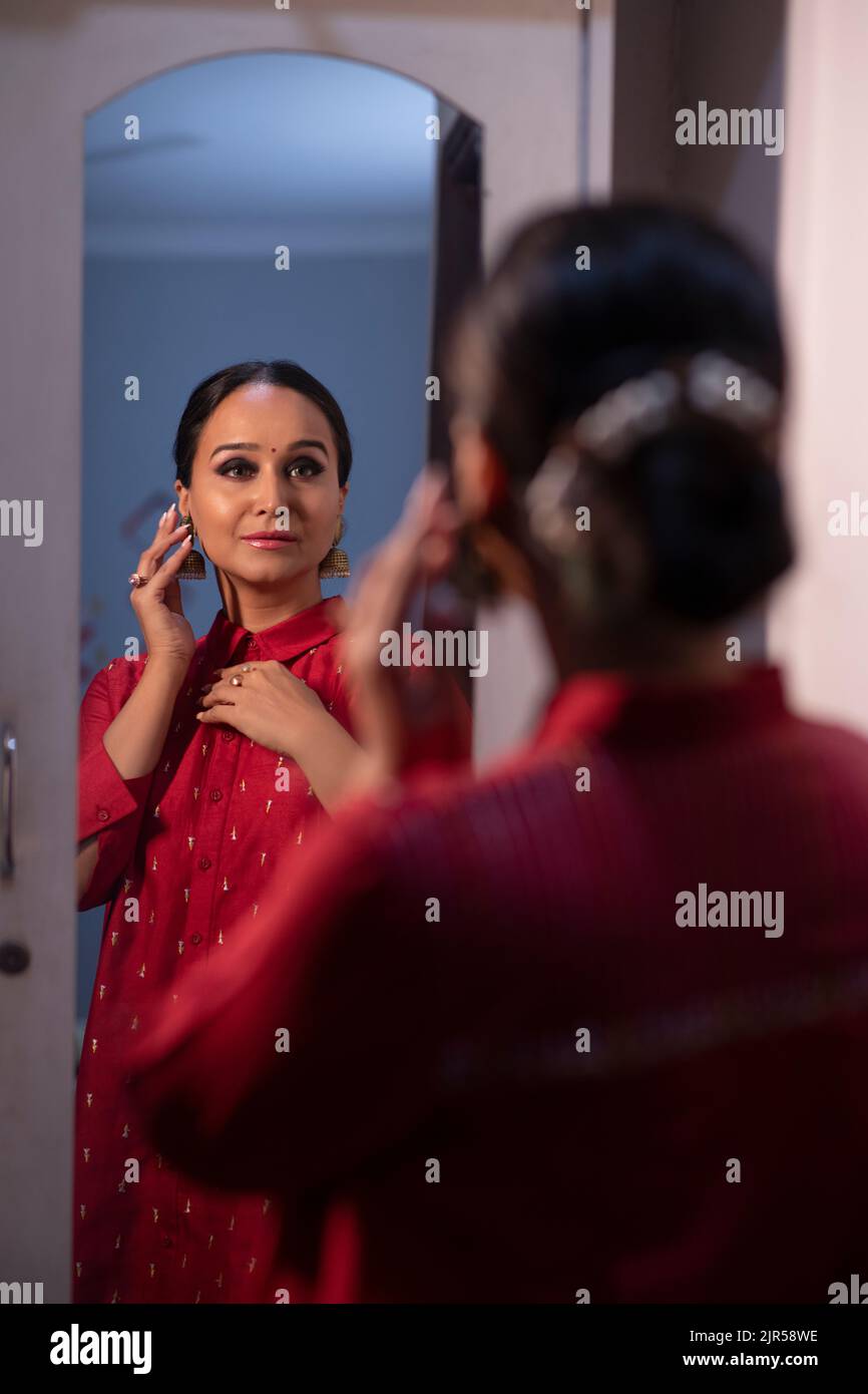 Sikh woman getting dressed in front of mirror Stock Photo - Alamy