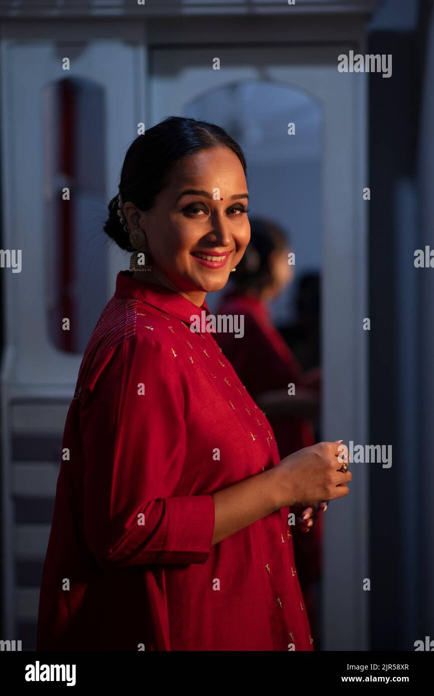 Portrait of a cheerful Sikh woman in traditional outfit Stock Photo - Alamy