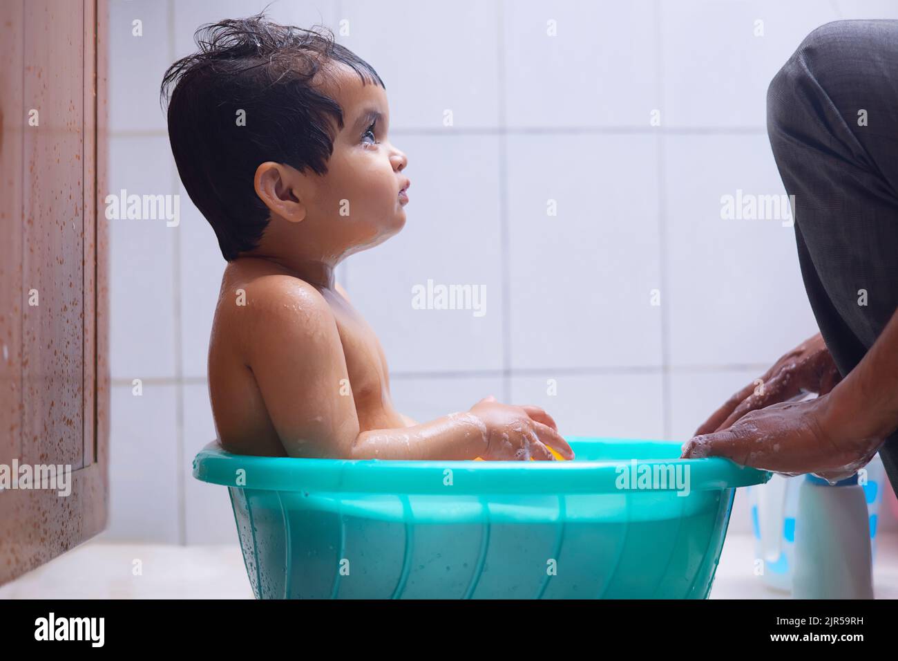 Having bath hi-res stock photography and images - Alamy
