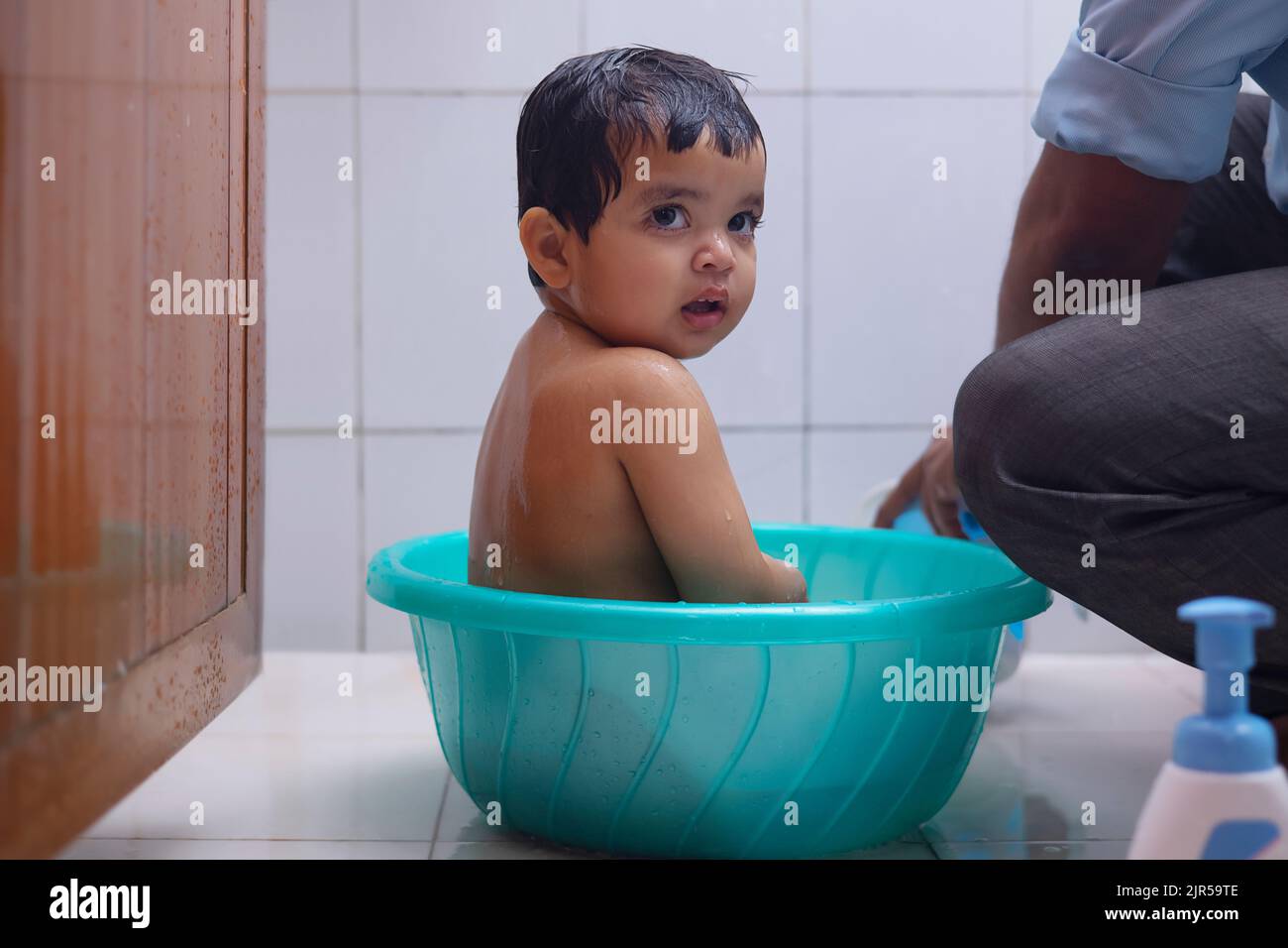 Having bath hi-res stock photography and images - Alamy