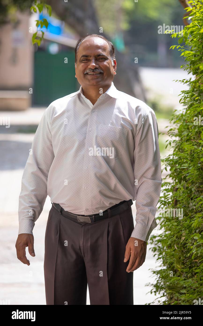 Man standing outside hi-res stock photography and images - Alamy