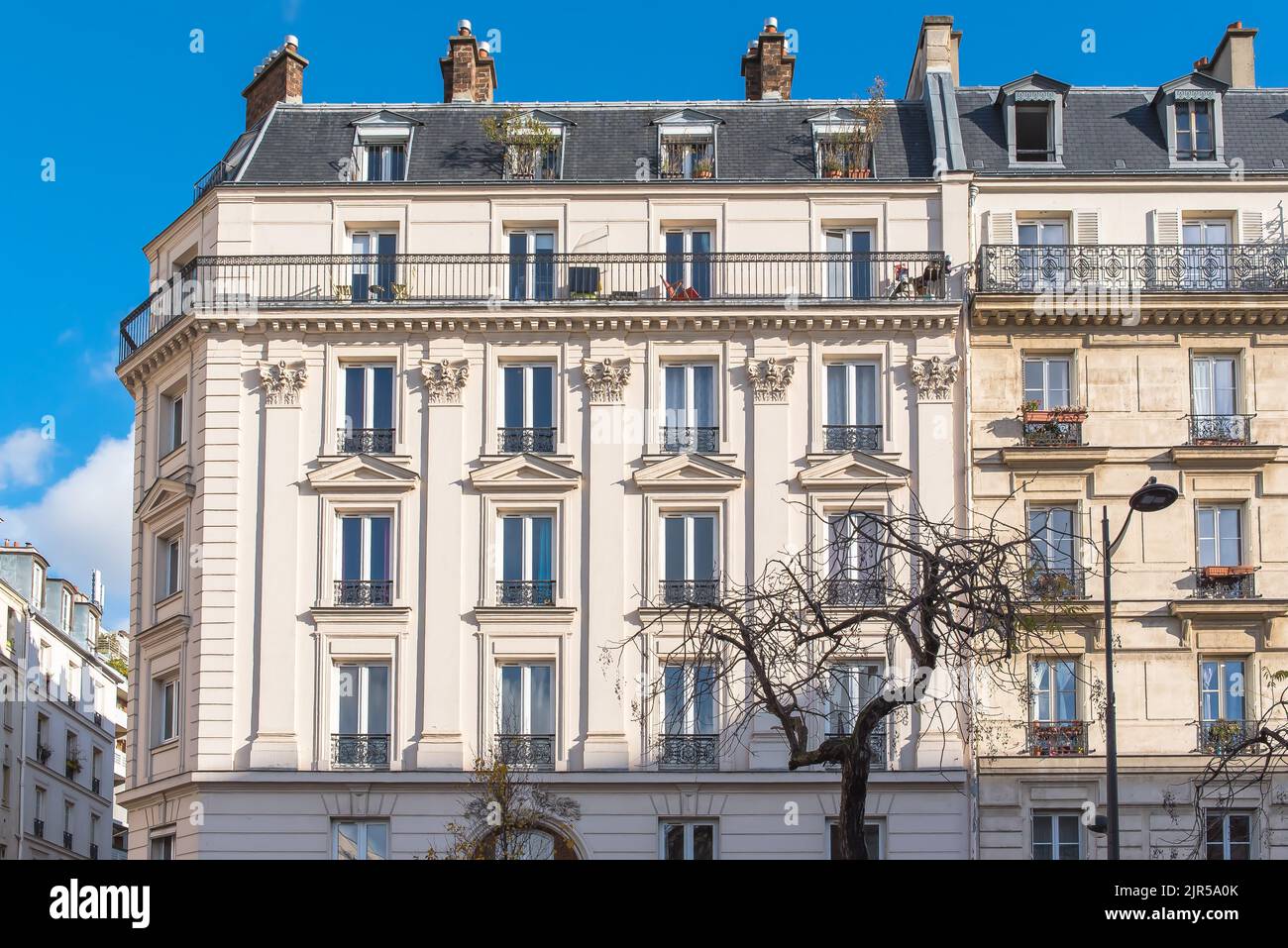 Typical paris flat building hi-res stock photography and images - Alamy