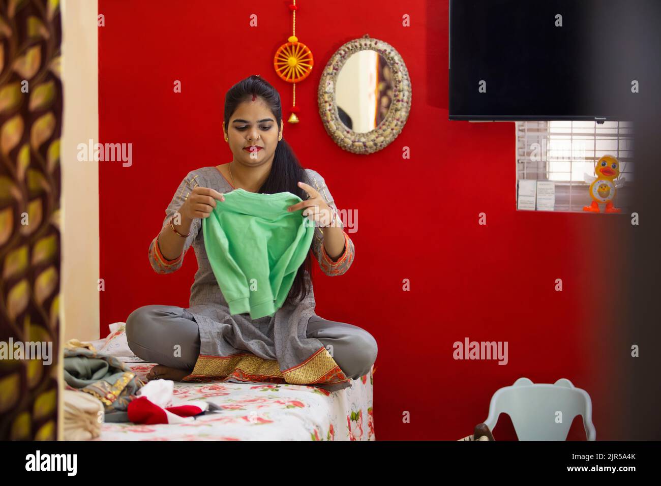 Woman female folding clothing clothes hi-res stock photography and images - Alamy