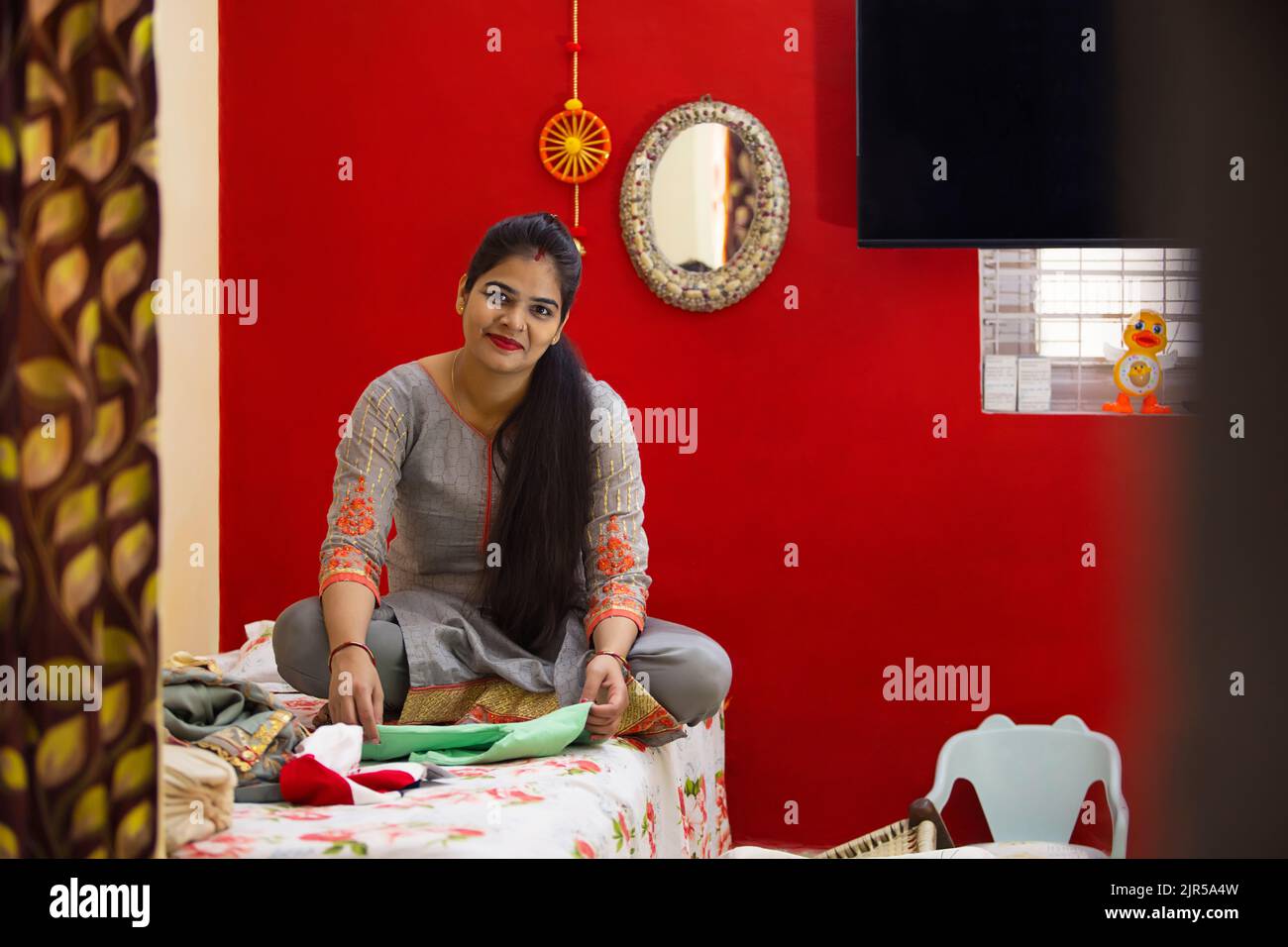 Woman female folding clothing clothes hi-res stock photography and images - Alamy