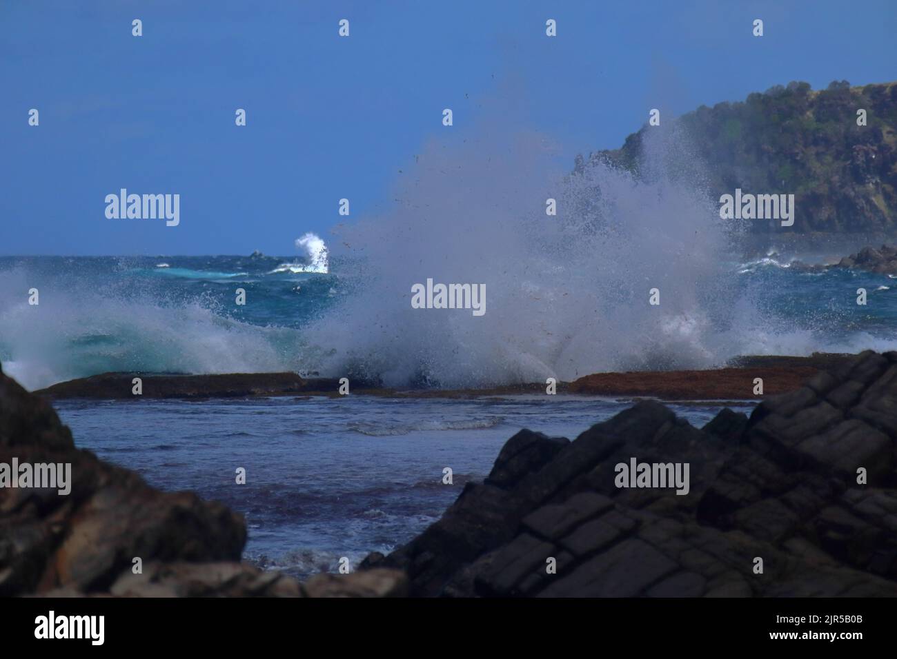 Strong waves hitting rocks at Leao beach in Noronha, Praia do Leao ...